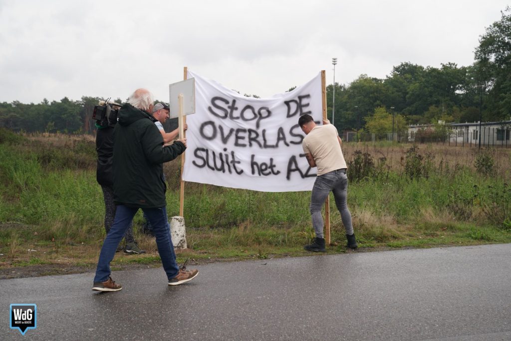 Demonstratie bij AZC in Budel: 'Stop de overlast'