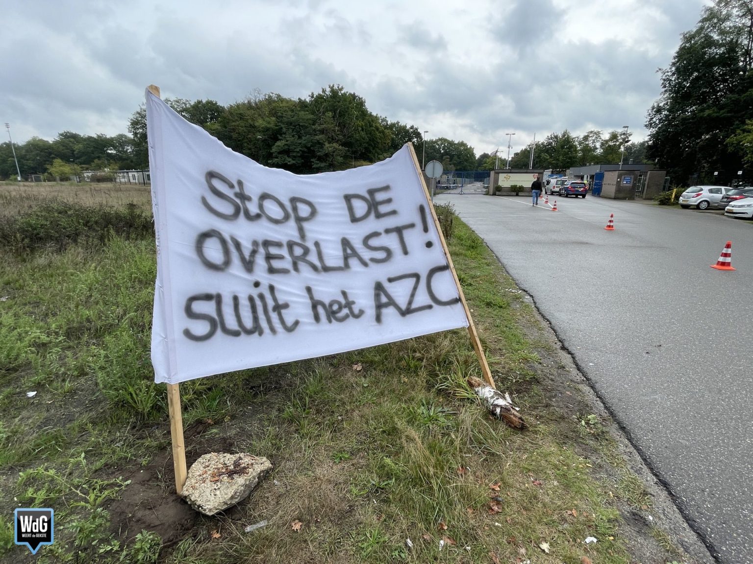 Demonstratie bij AZC in Budel: 'Stop de overlast'