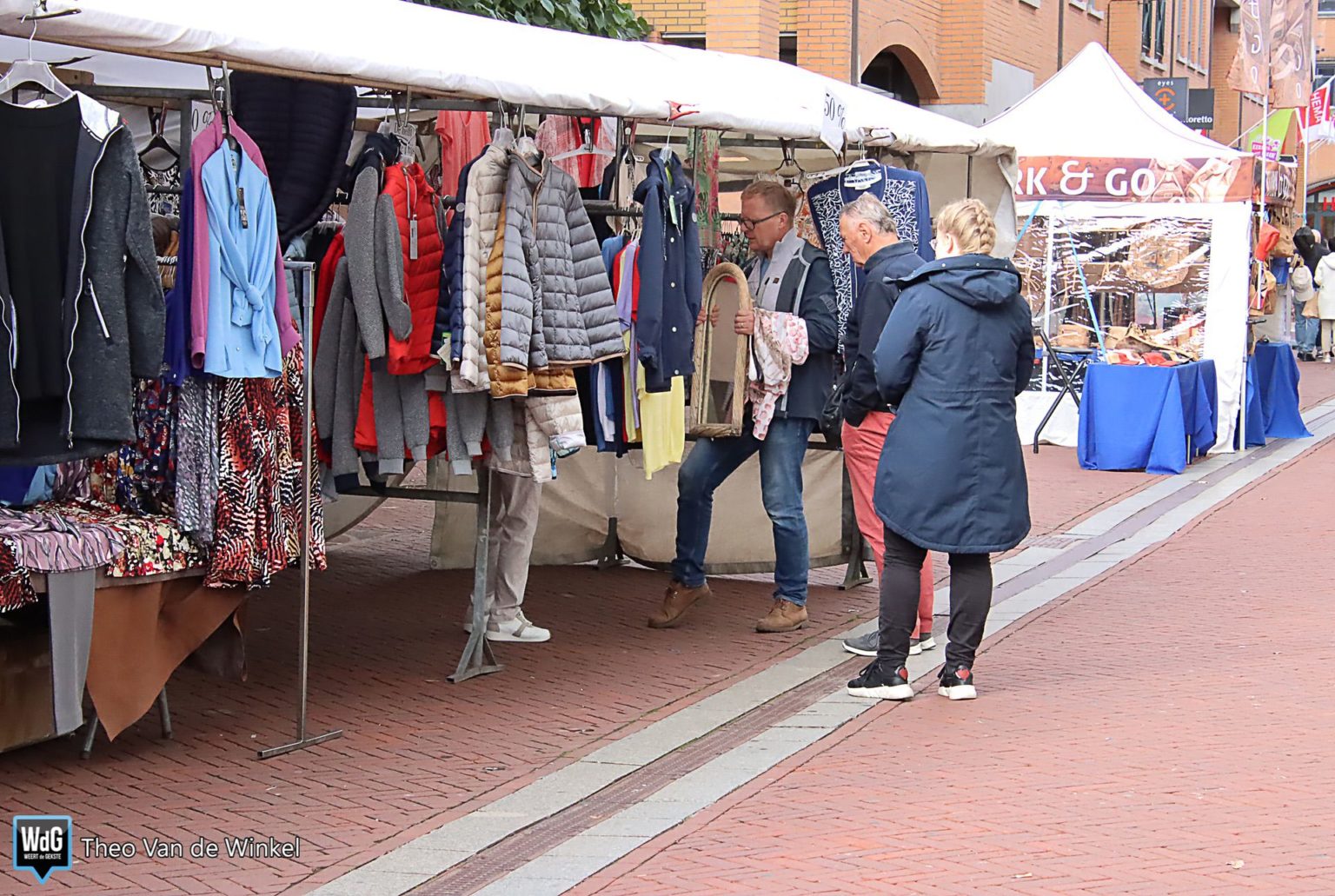 Een vrolijke weekmarkt in beeld