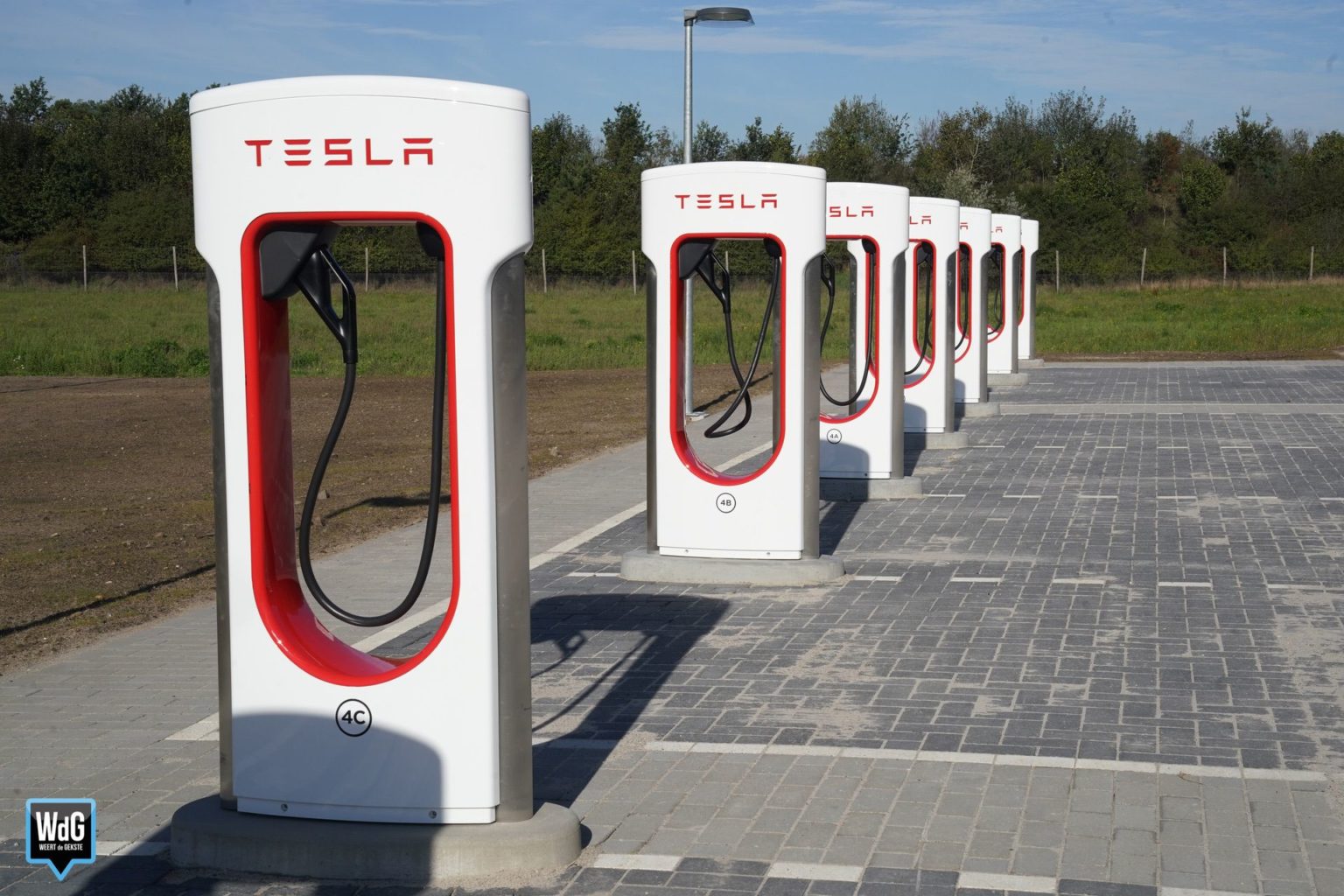 Weert heeft een Tesla Supercharger-station met 16 laadpalen
