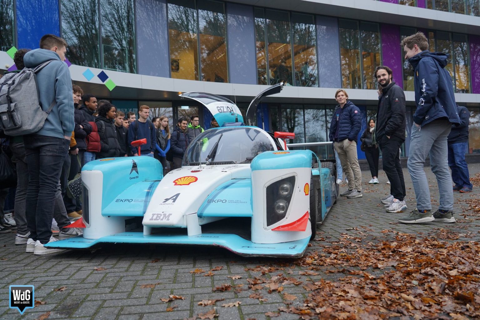 Oud-leerlingen Het College presenteren racewagen op waterstof