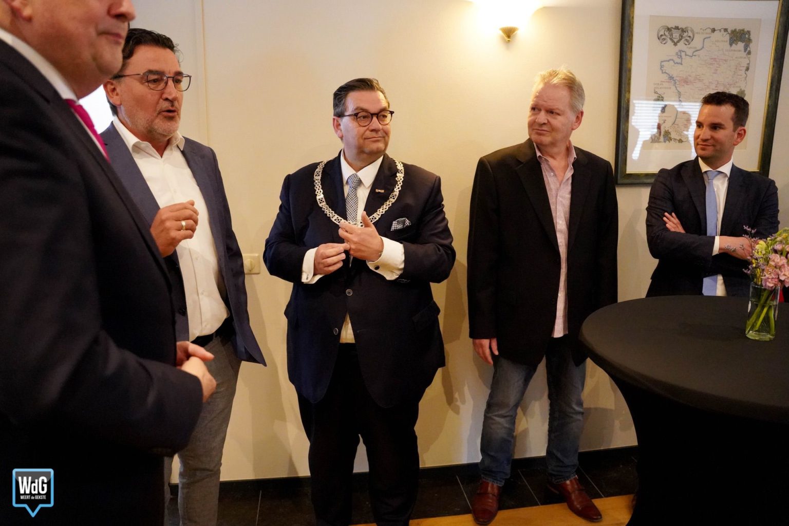 Koninklijk Wapen onthuld bij hofleverancier Colaris