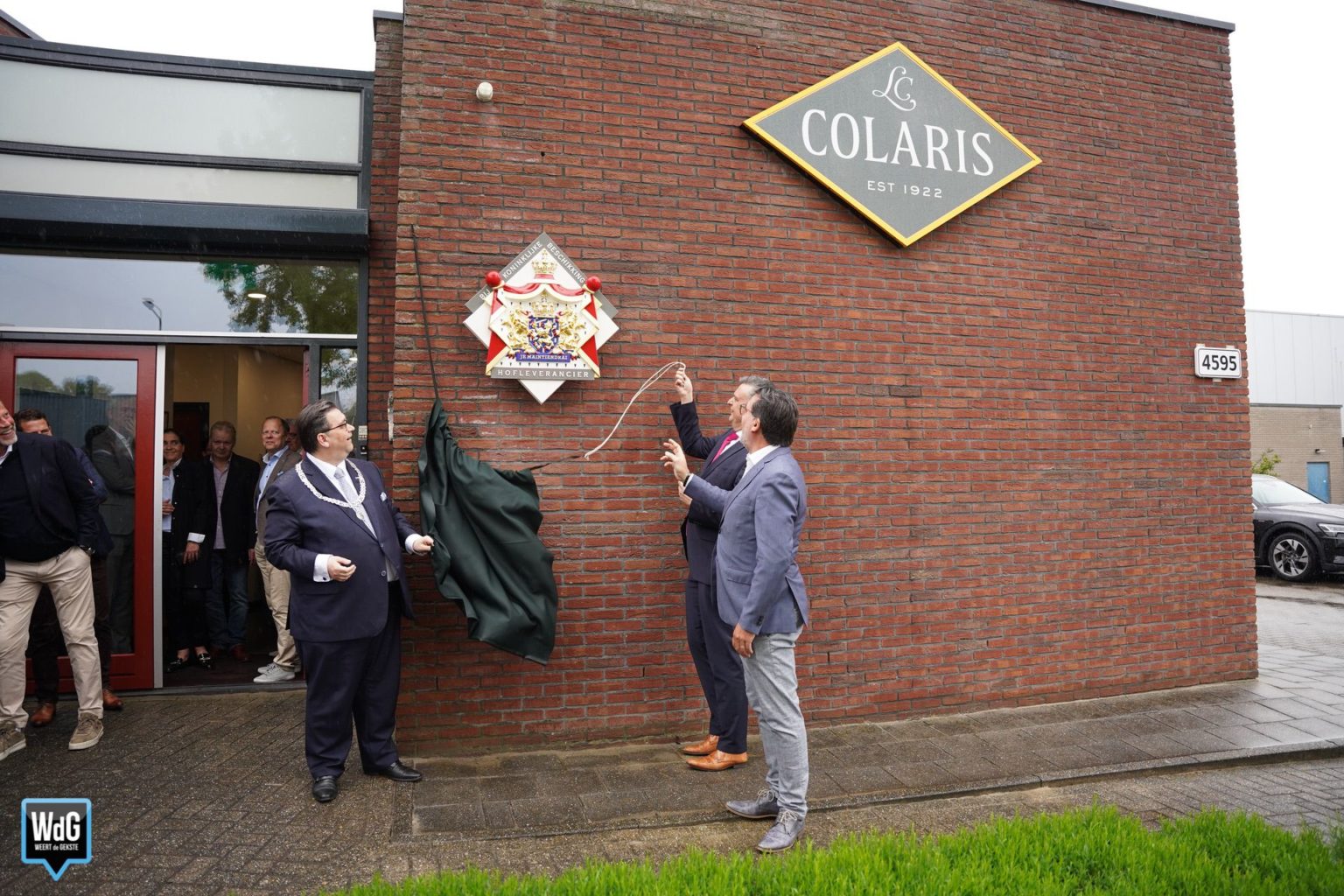 Koninklijk Wapen onthuld bij hofleverancier Colaris