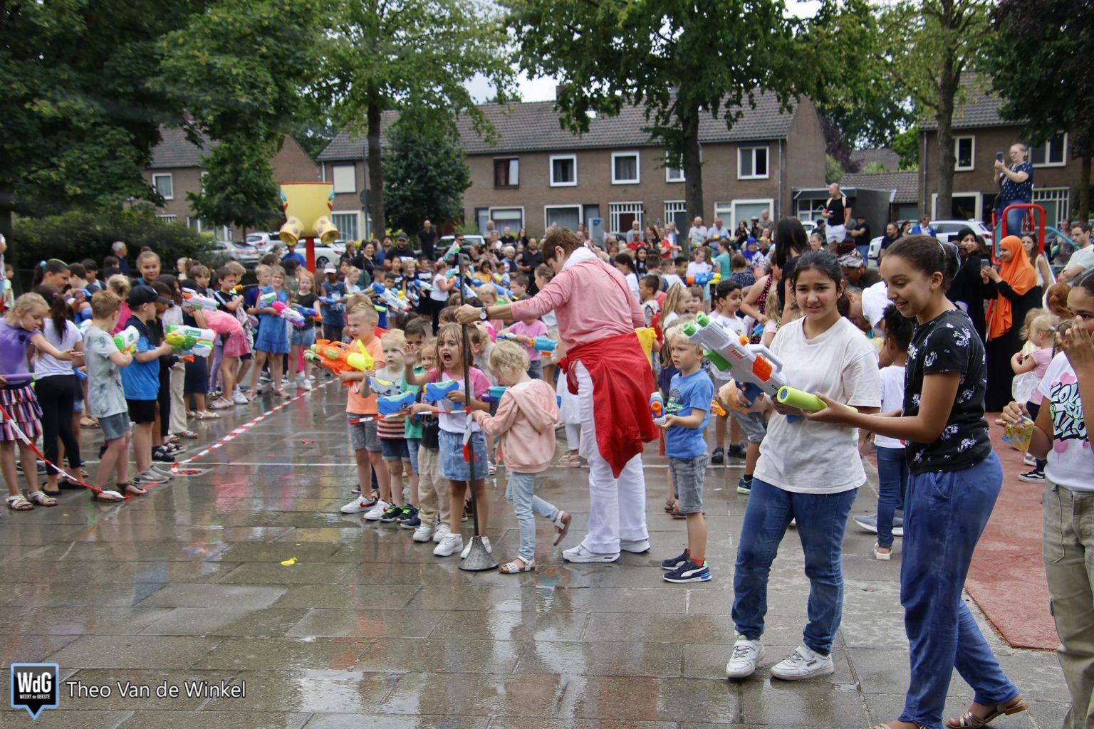 Schoolverlaters Aan de Bron met watergevecht de school uit gespoten