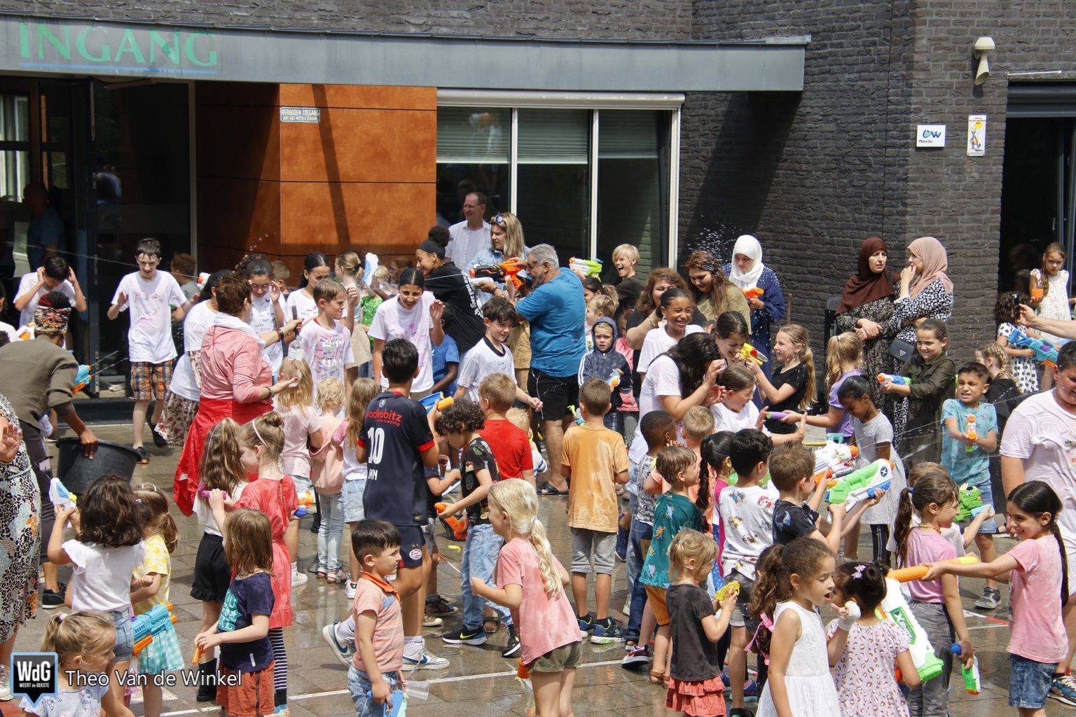 Schoolverlaters Aan de Bron met watergevecht de school uit gespoten