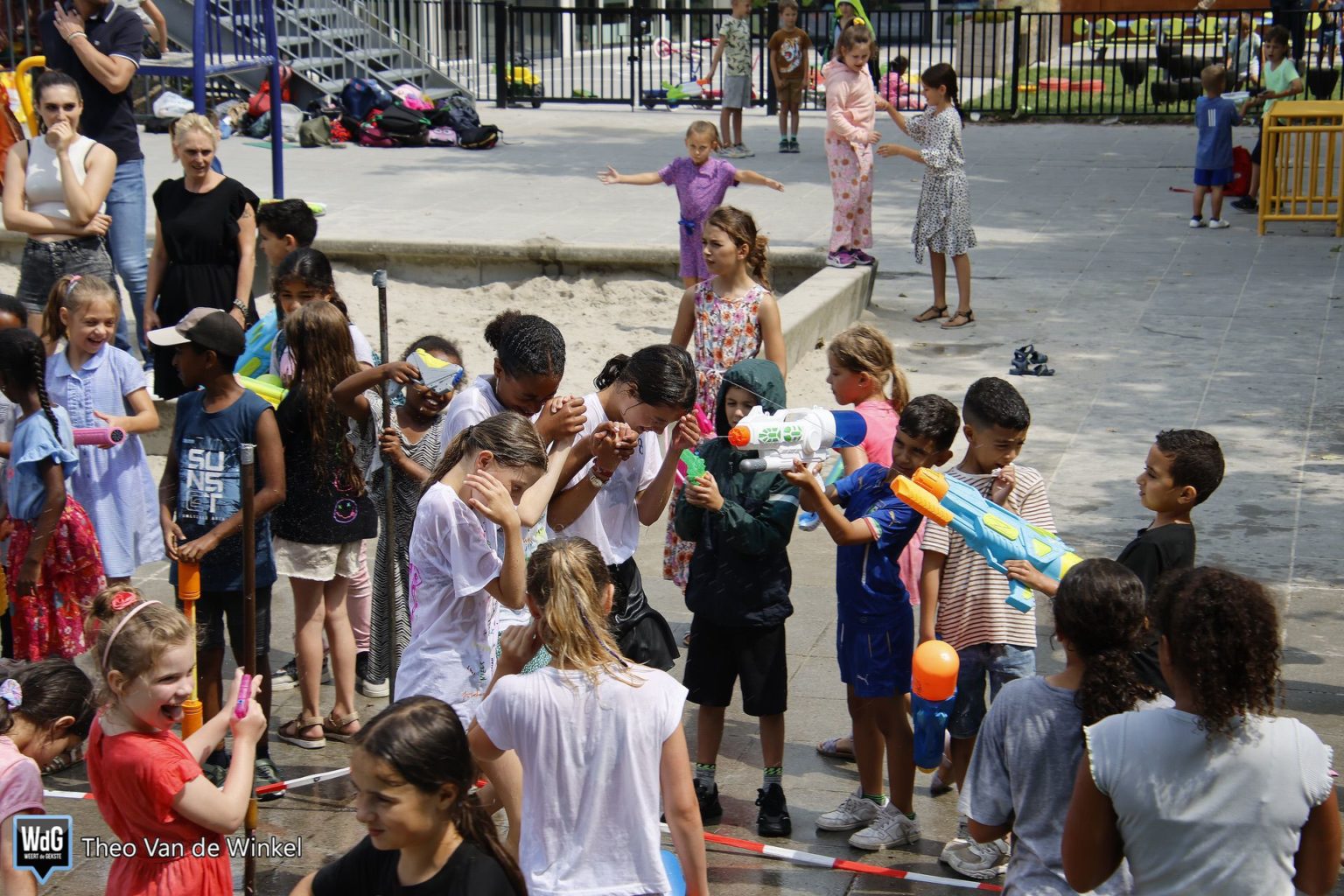 Schoolverlaters Aan de Bron met watergevecht de school uit gespoten