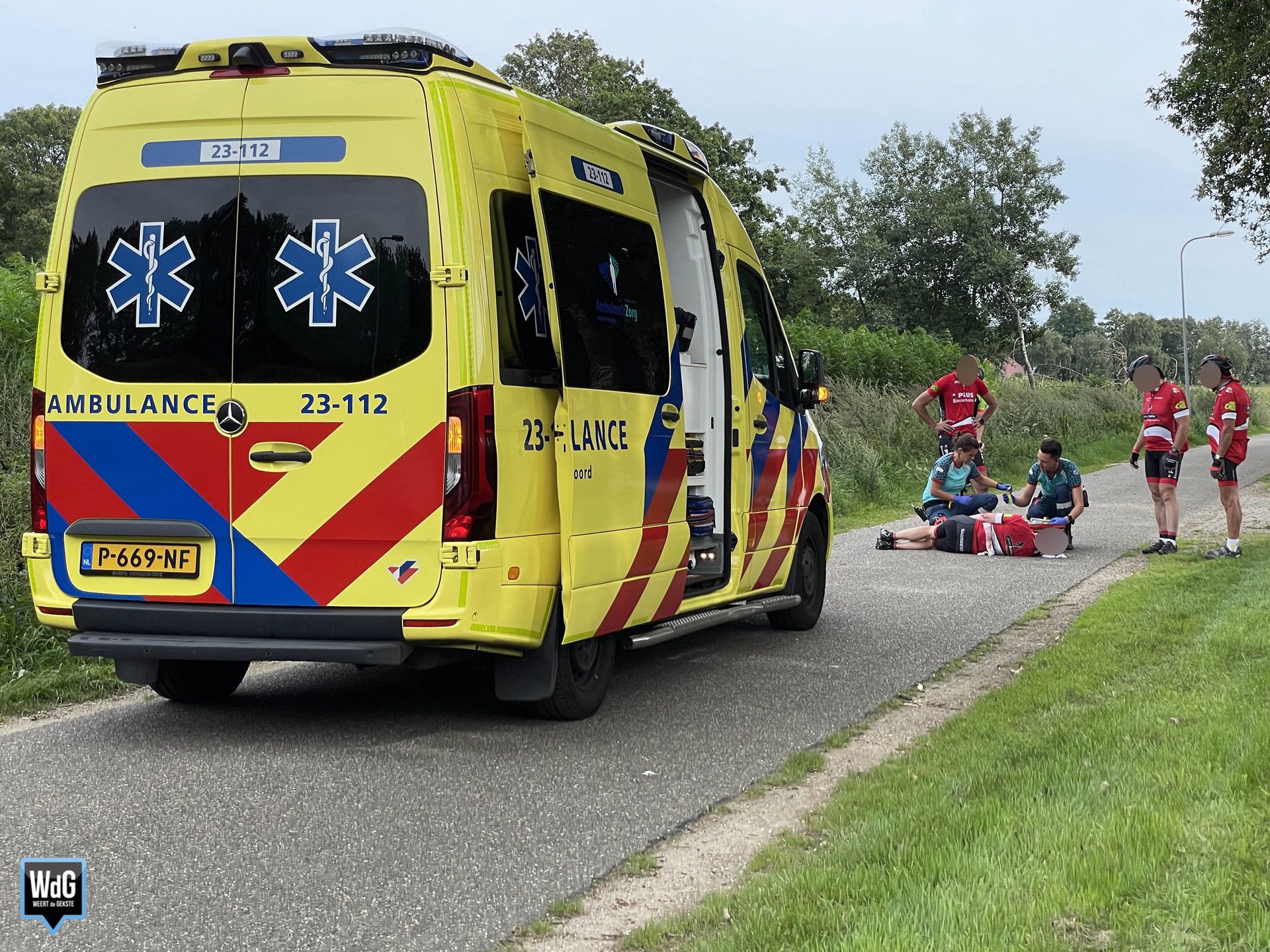 Wielrenner ten val in Baexem