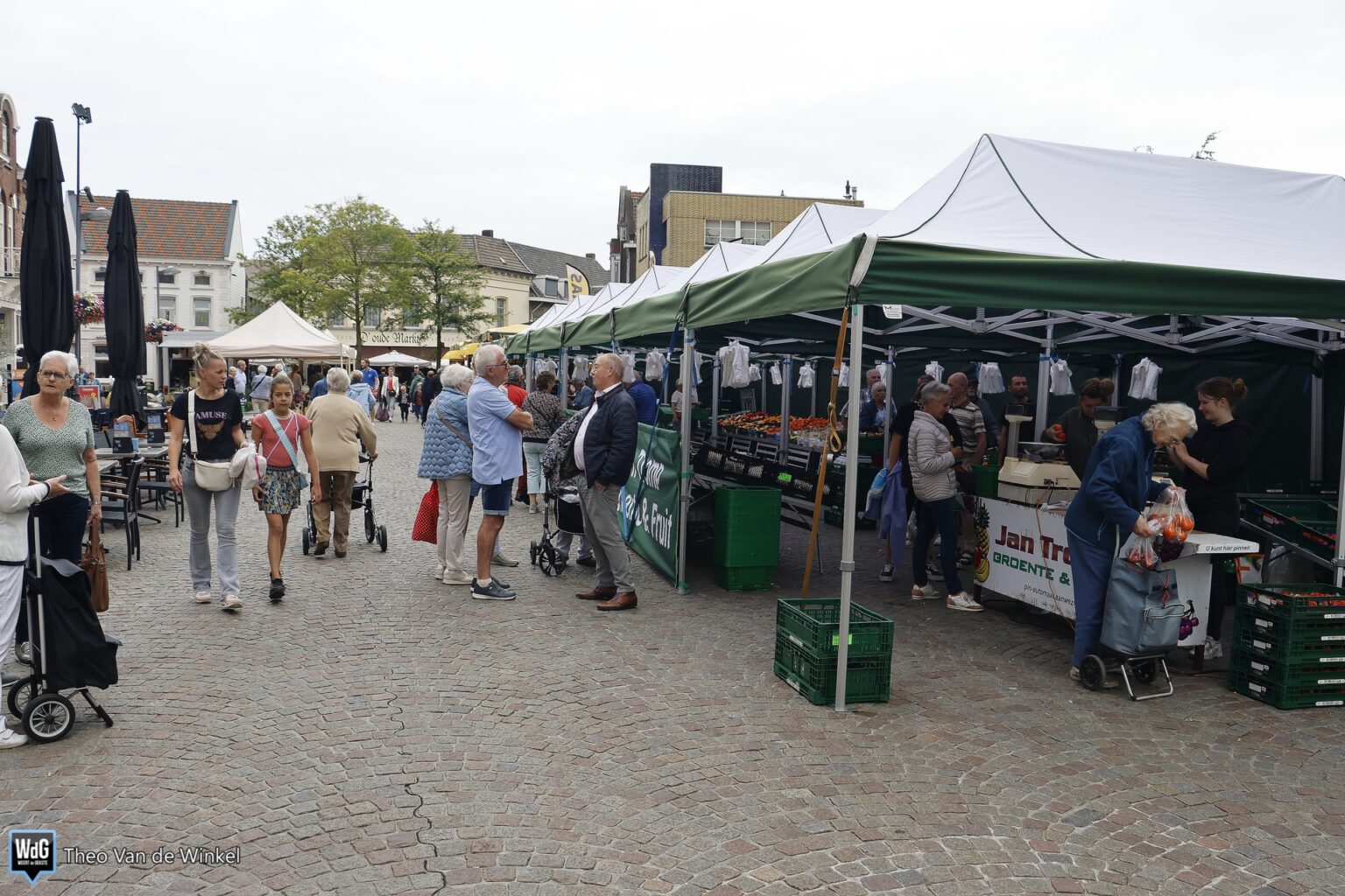 Gezellige drukte op weekmarkt Weert na zomervakantie