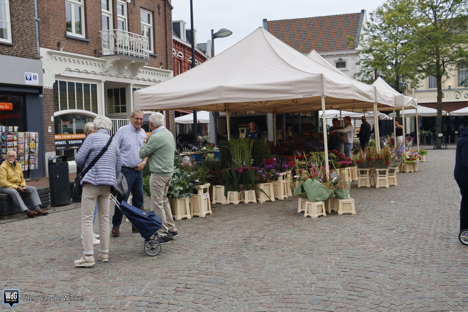 Gezellige drukte op weekmarkt Weert na zomervakantie