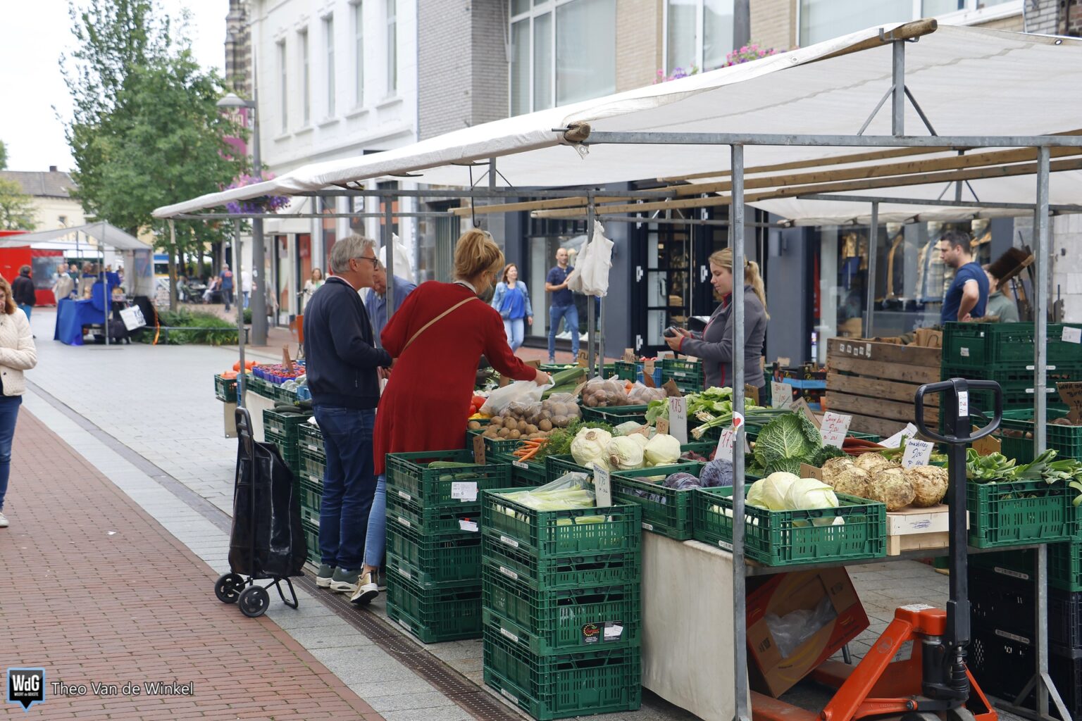 Gezellige drukte op weekmarkt Weert na zomervakantie