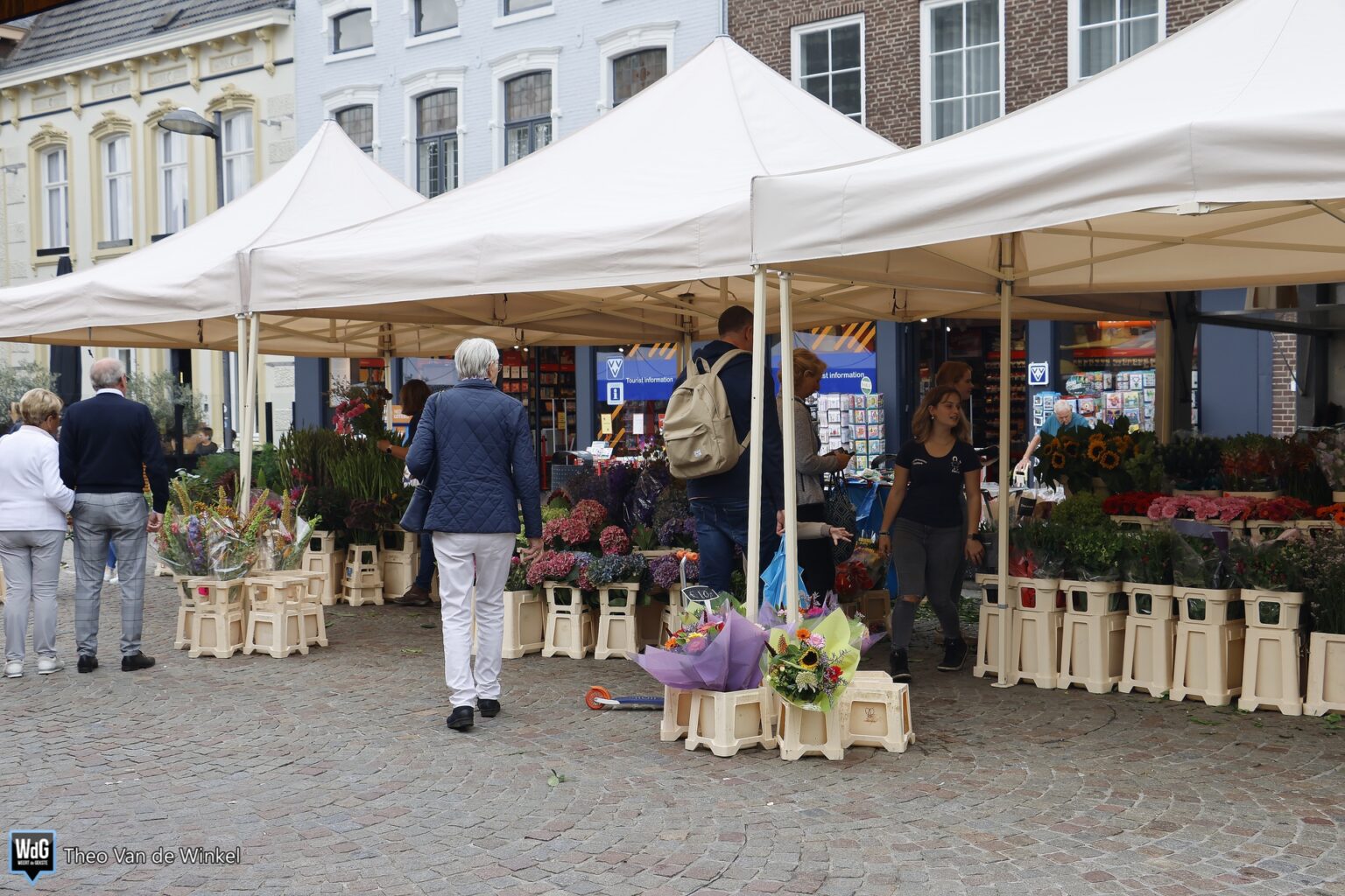 Gezellige drukte op weekmarkt Weert na zomervakantie