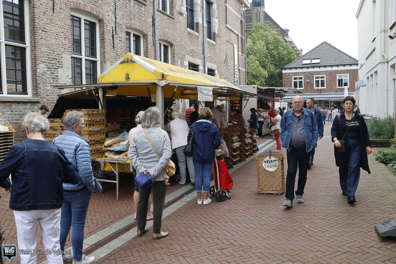 Gezellige drukte op weekmarkt Weert na zomervakantie