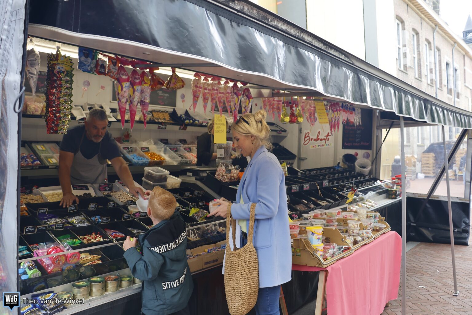 Gezellige drukte op weekmarkt Weert na zomervakantie