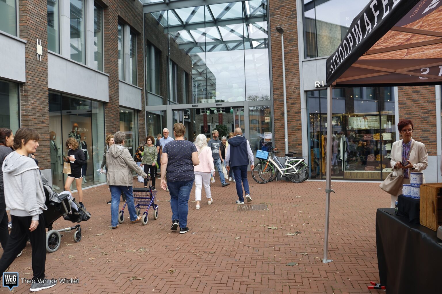 Gezellige drukte op weekmarkt Weert na zomervakantie