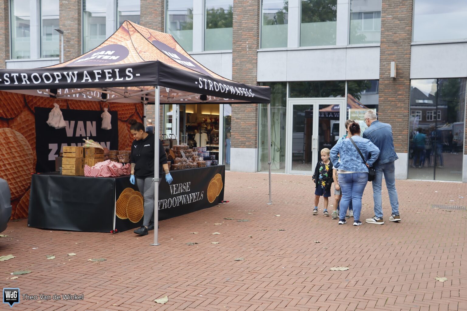 Gezellige drukte op weekmarkt Weert na zomervakantie
