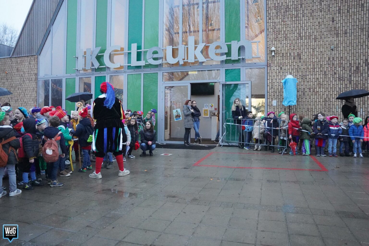 Sint komt met shovel naar IKC Leuken