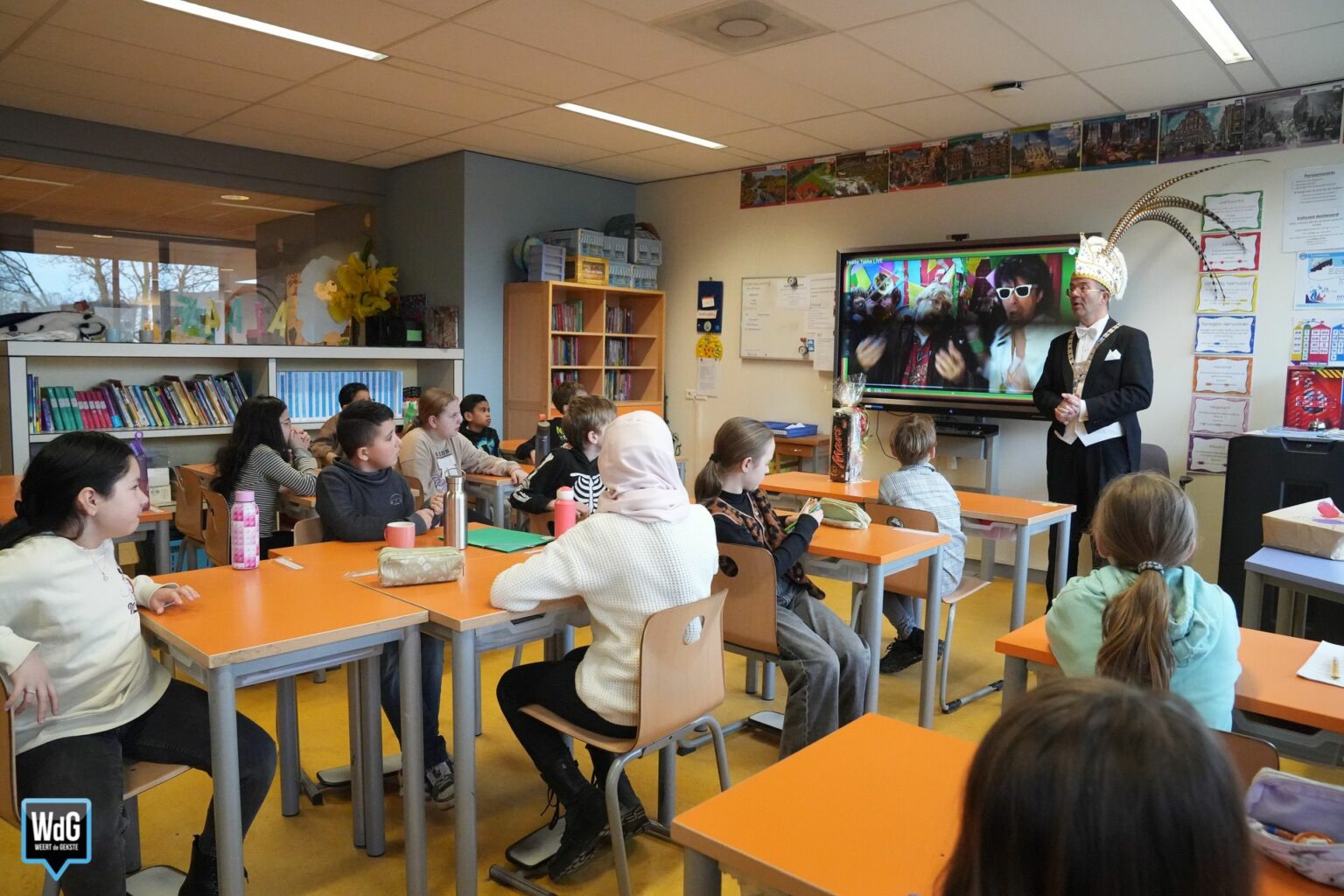 Stadsprins Ruud I leest in het dialect voor op Brede School Markeent