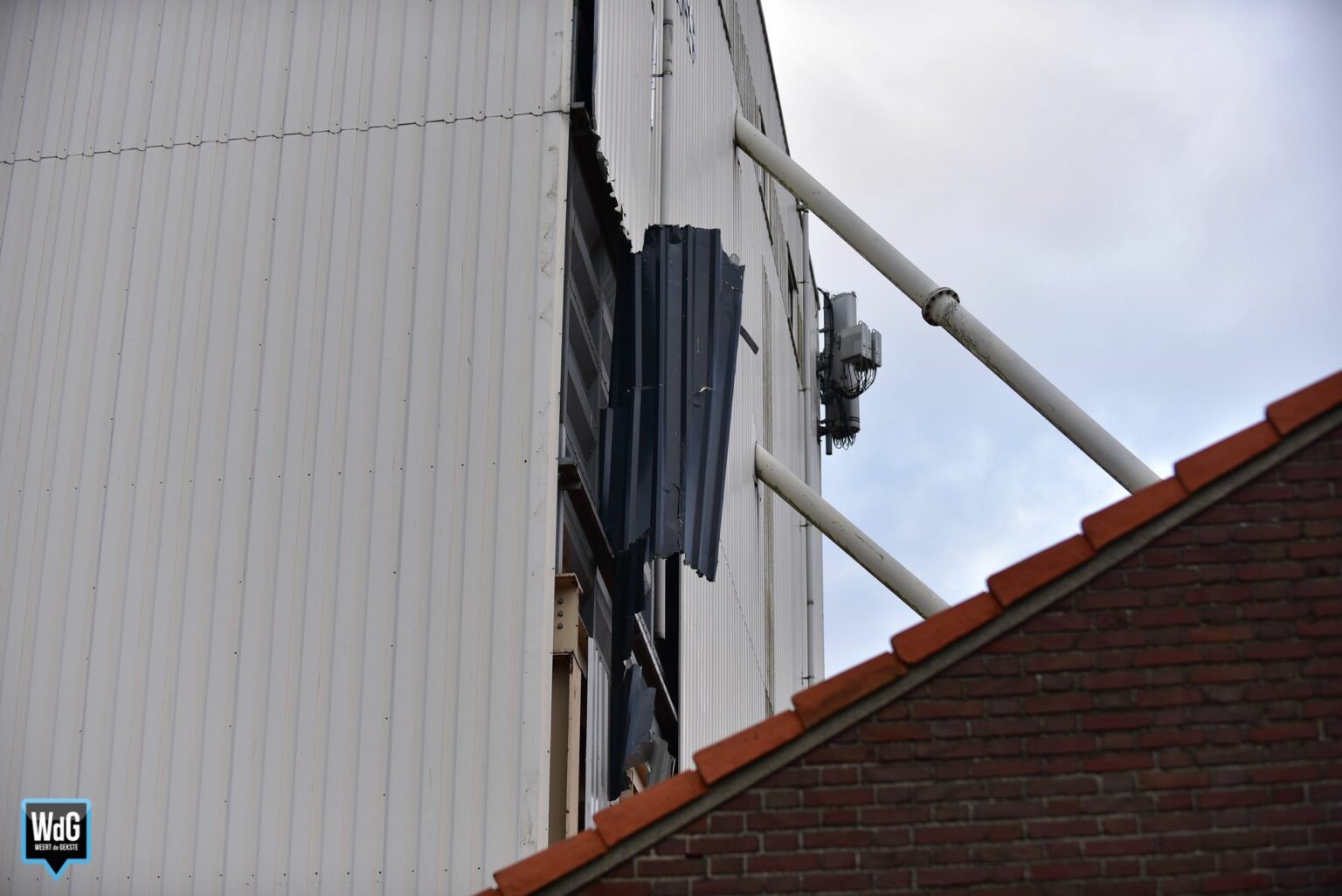 Brandweer rukt uit vanwege loshangende gevelplaat in Nederweert