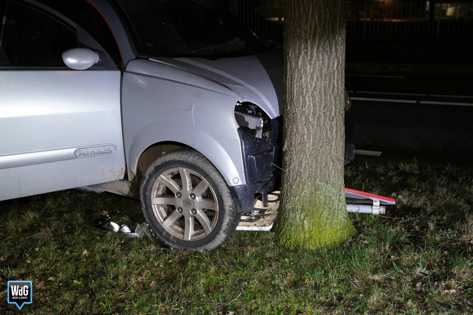 Brommobiel botst tegen boom en verkeersbord op Roermondseweg