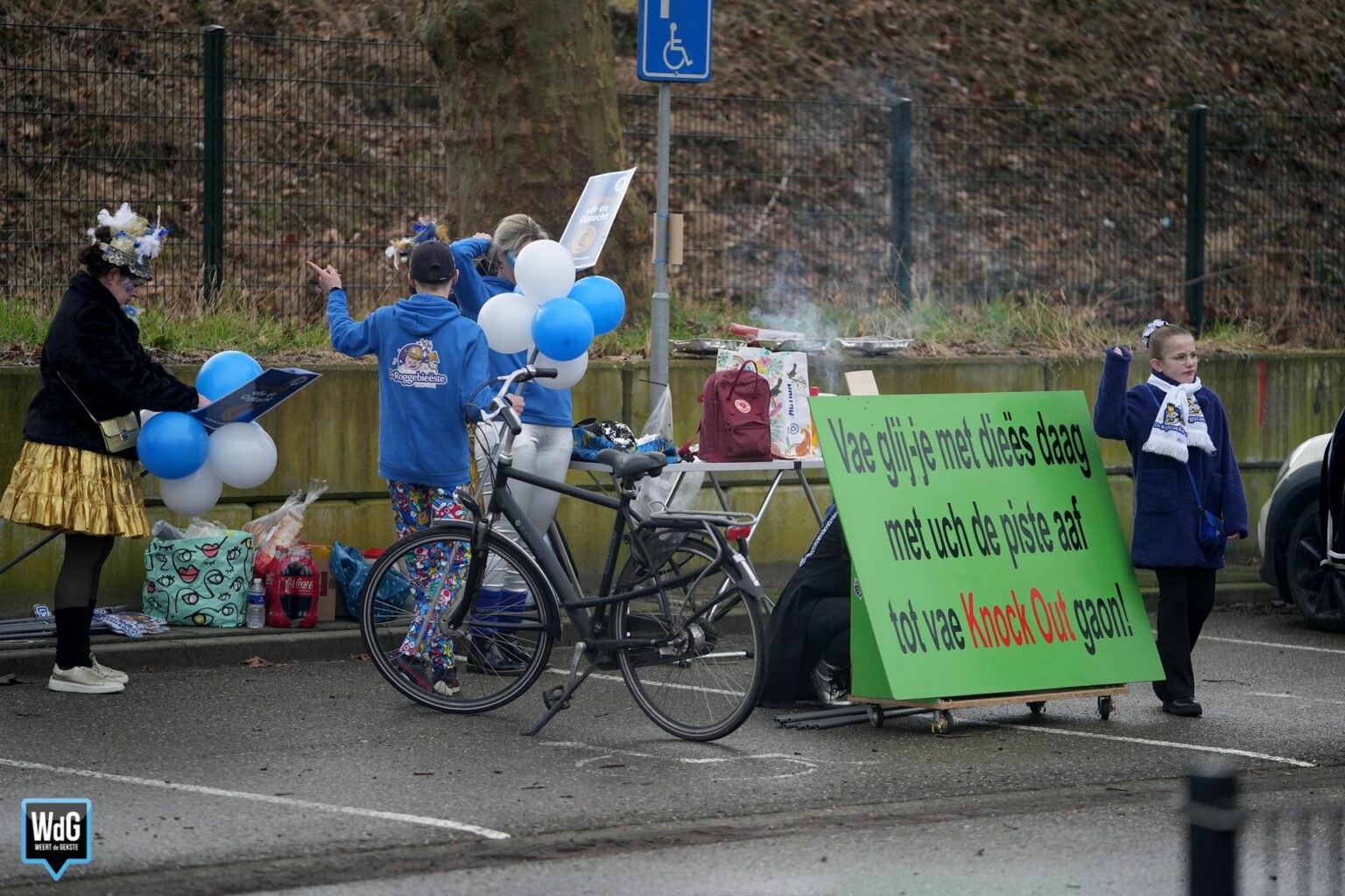 Deelnemers Rogstaekersoptocht maken zich klaar voor de start