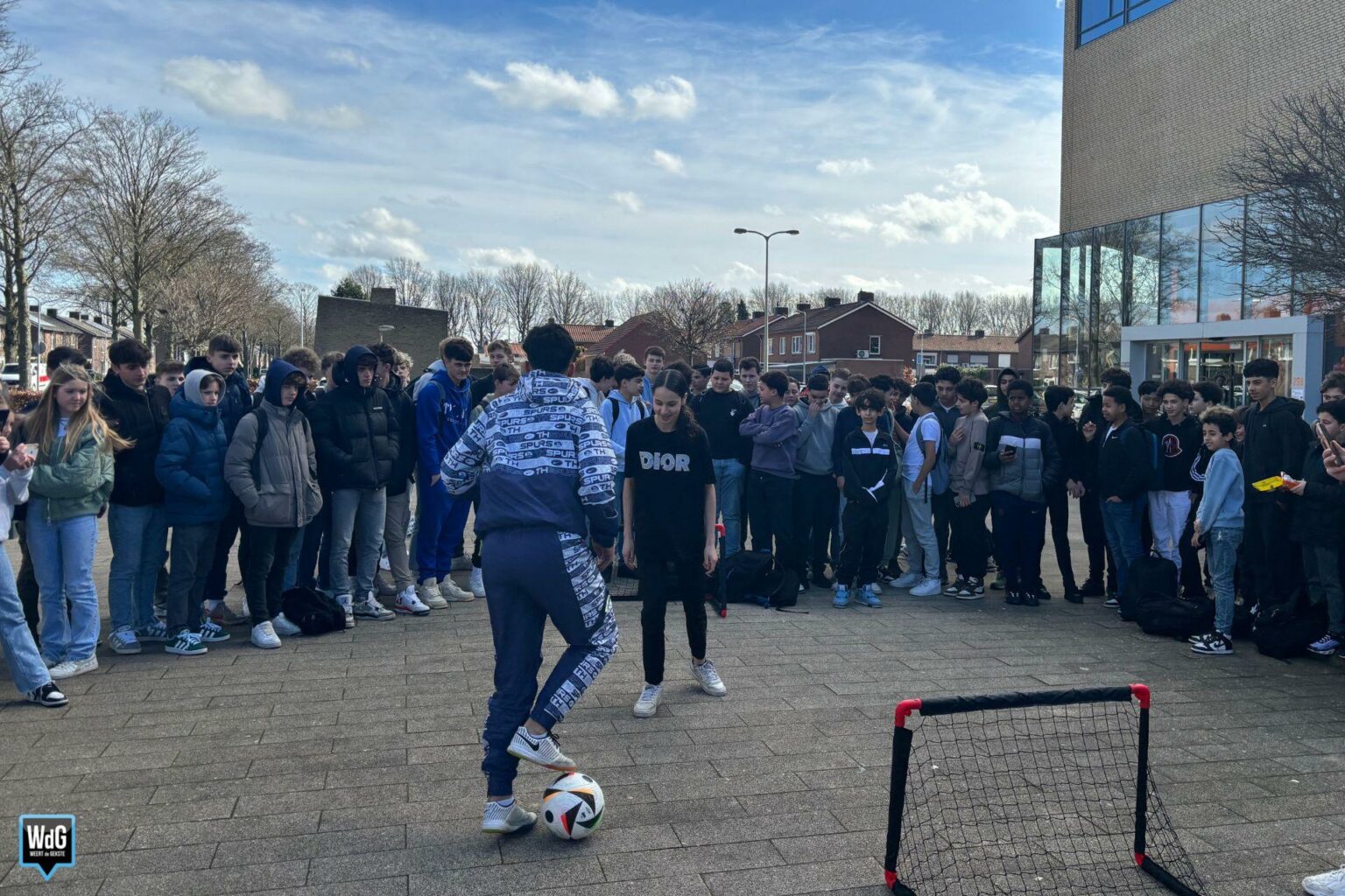Voetbalinfluencer Appie Aurag bezocht Philips van Horne
