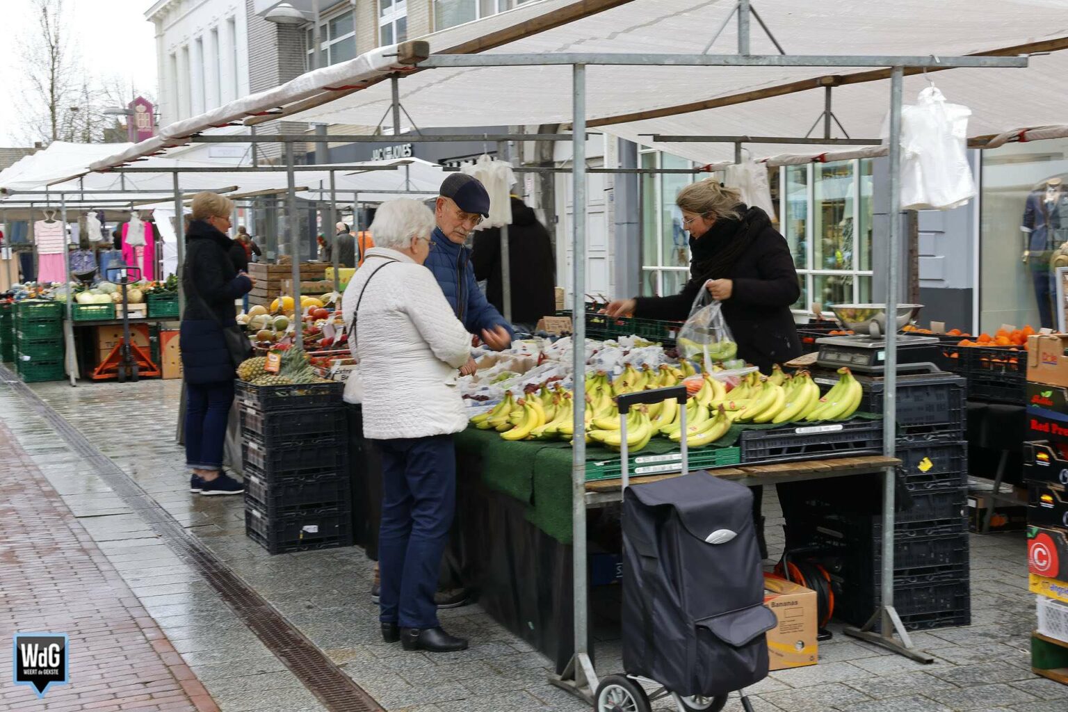 Weekmarkt met lentebraderie in beeld