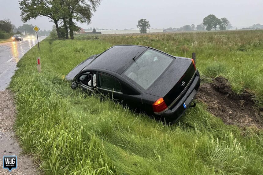 Auto belandt in greppel Maaseikerweg