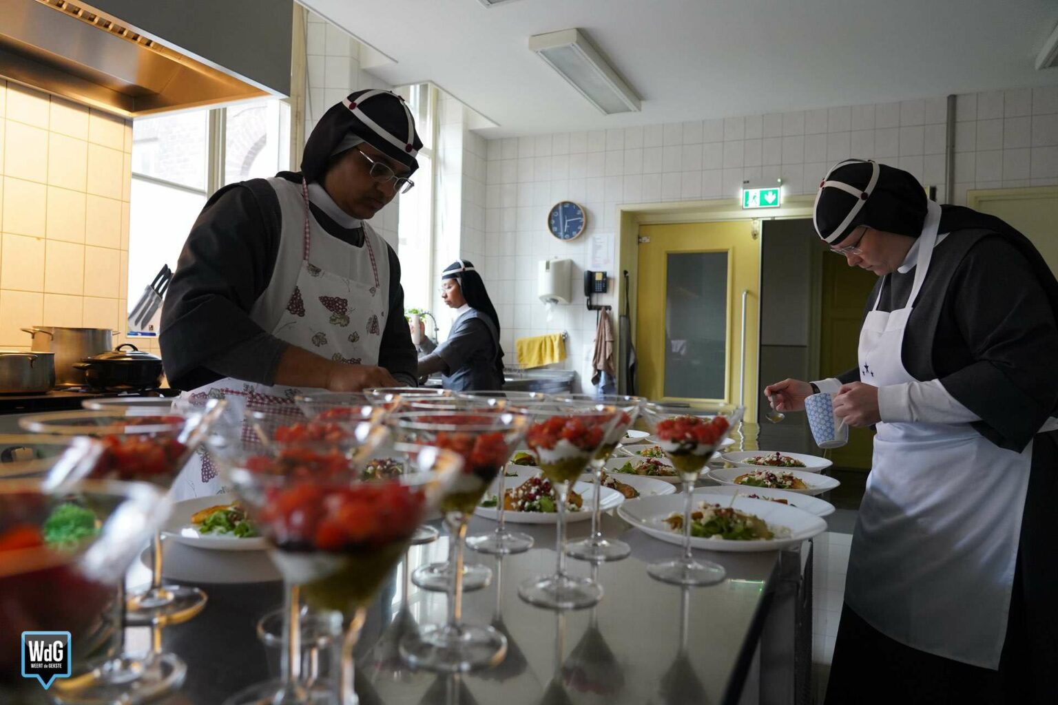Zusters Birgittinessen koken voor onderhoud van het klooster