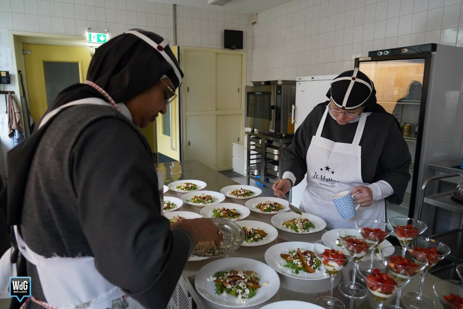Zusters Birgittinessen koken voor onderhoud van het klooster
