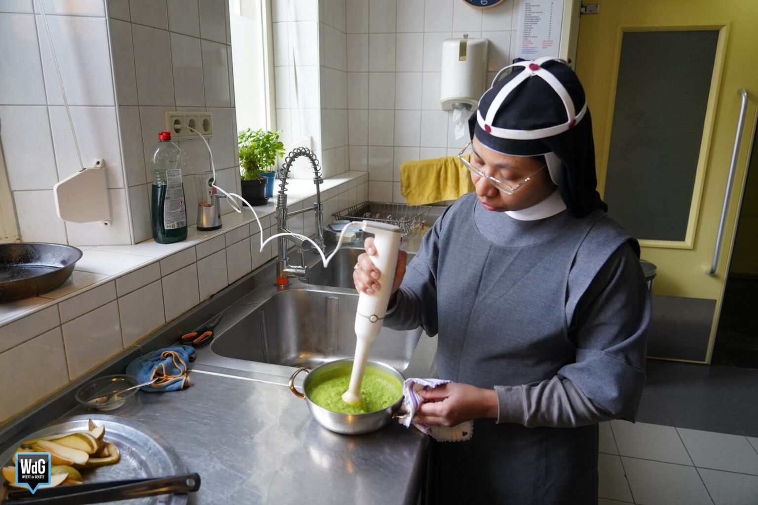 Zusters Birgittinessen koken voor onderhoud van het klooster