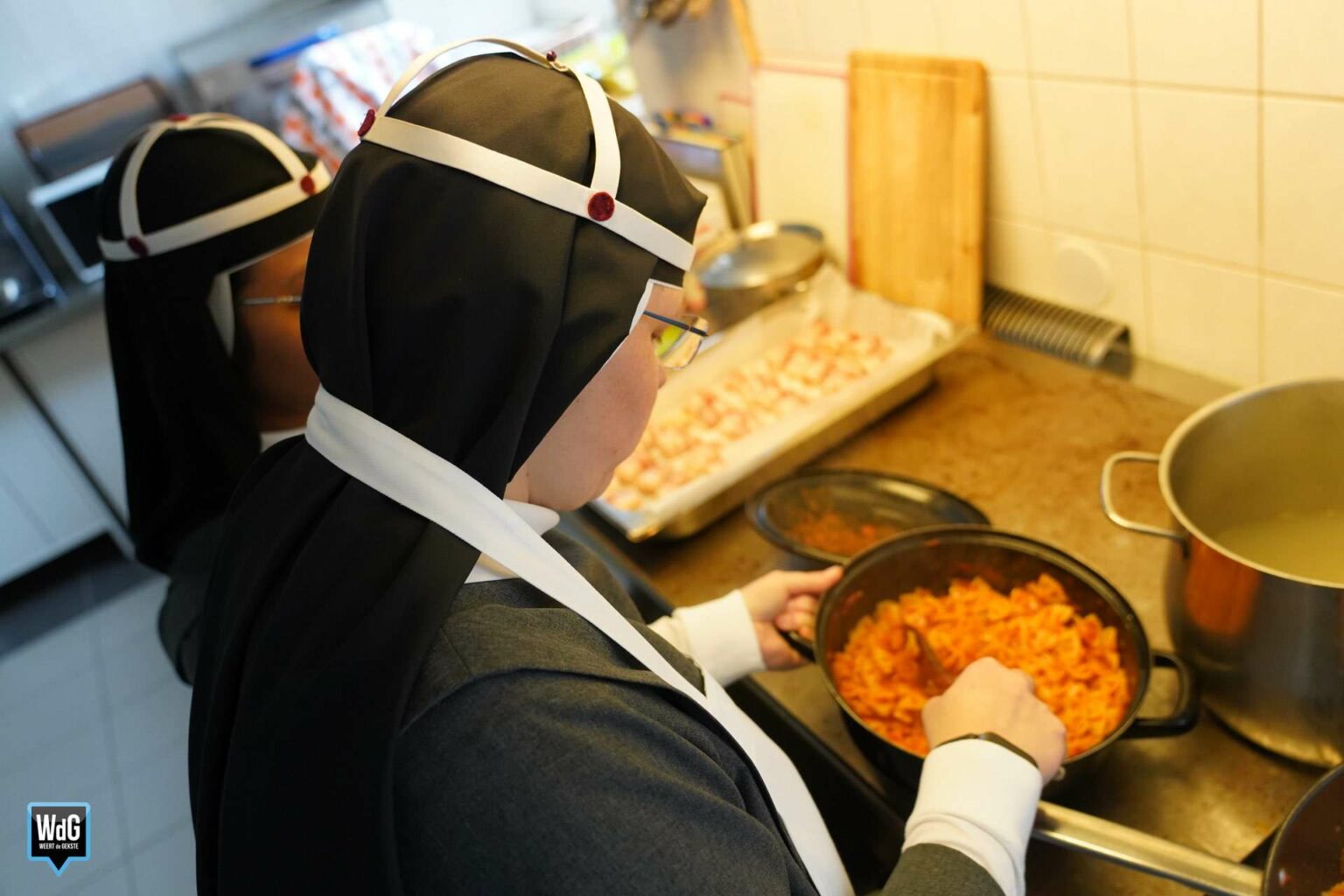 Zusters Birgittinessen koken voor onderhoud van het klooster