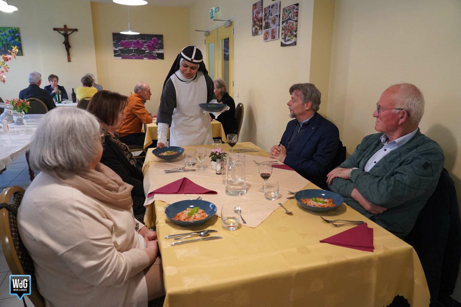 Zusters Birgittinessen koken voor onderhoud van het klooster