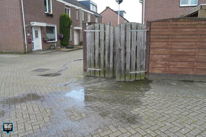 Brandweer pompt volgelopen kruipruimte leeg Brandweer pompt volgelopen kruipruimte leeg