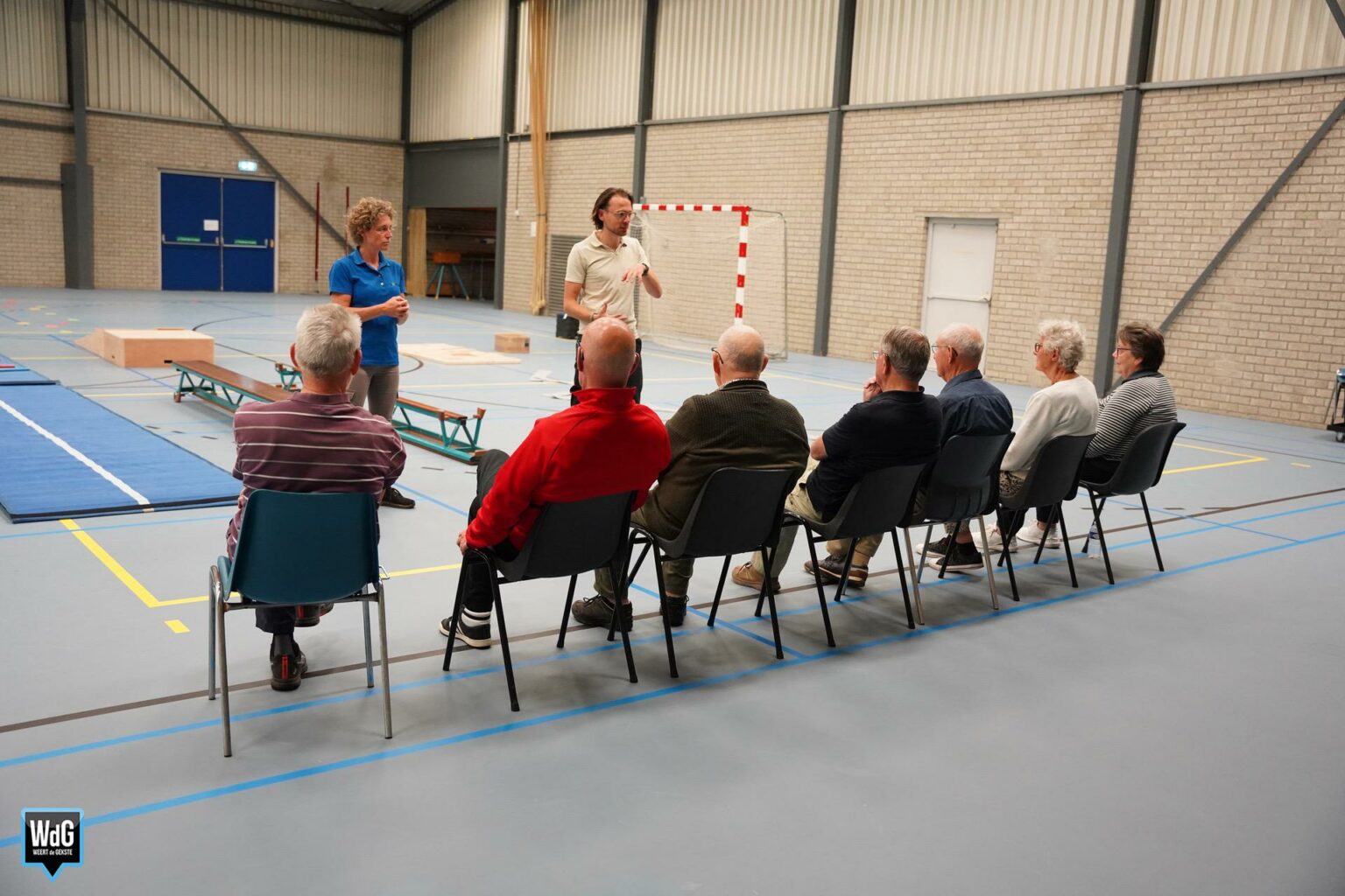 Ouderen oefenen samen met vallen en opstaan