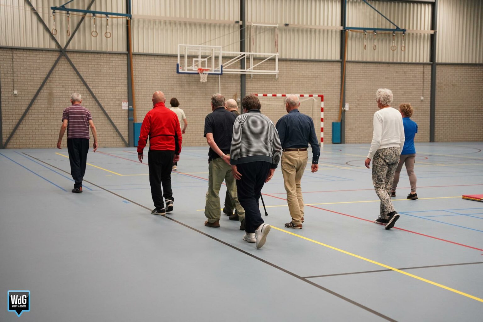Ouderen oefenen samen met vallen en opstaan