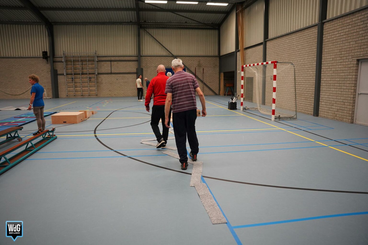 Ouderen oefenen samen met vallen en opstaan