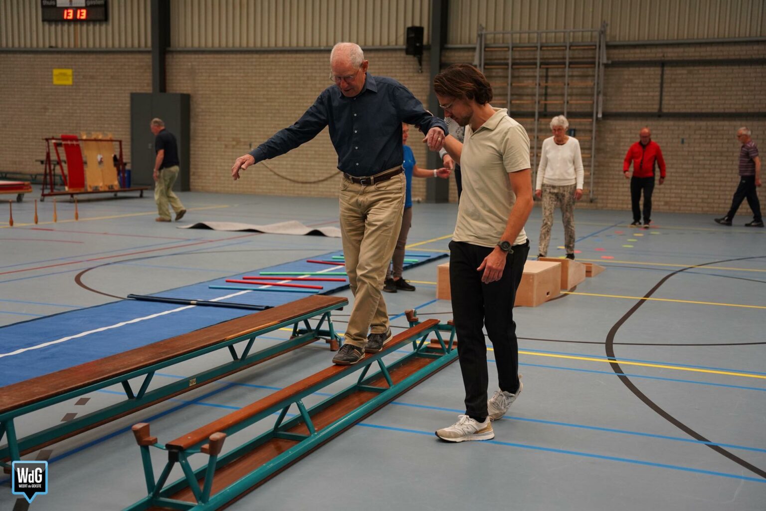 Ouderen oefenen samen met vallen en opstaan