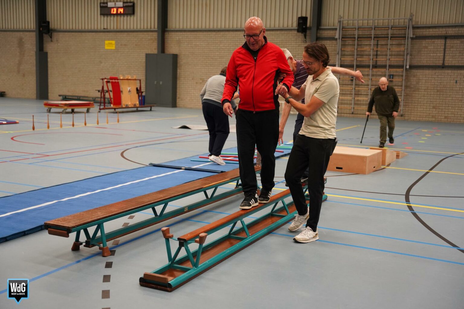 Ouderen oefenen samen met vallen en opstaan