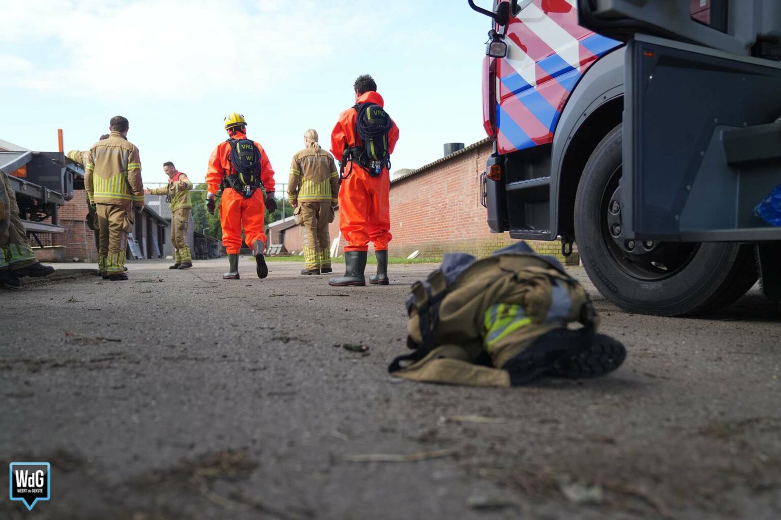 Brandweer ingezet om kalf uit mestput te redden