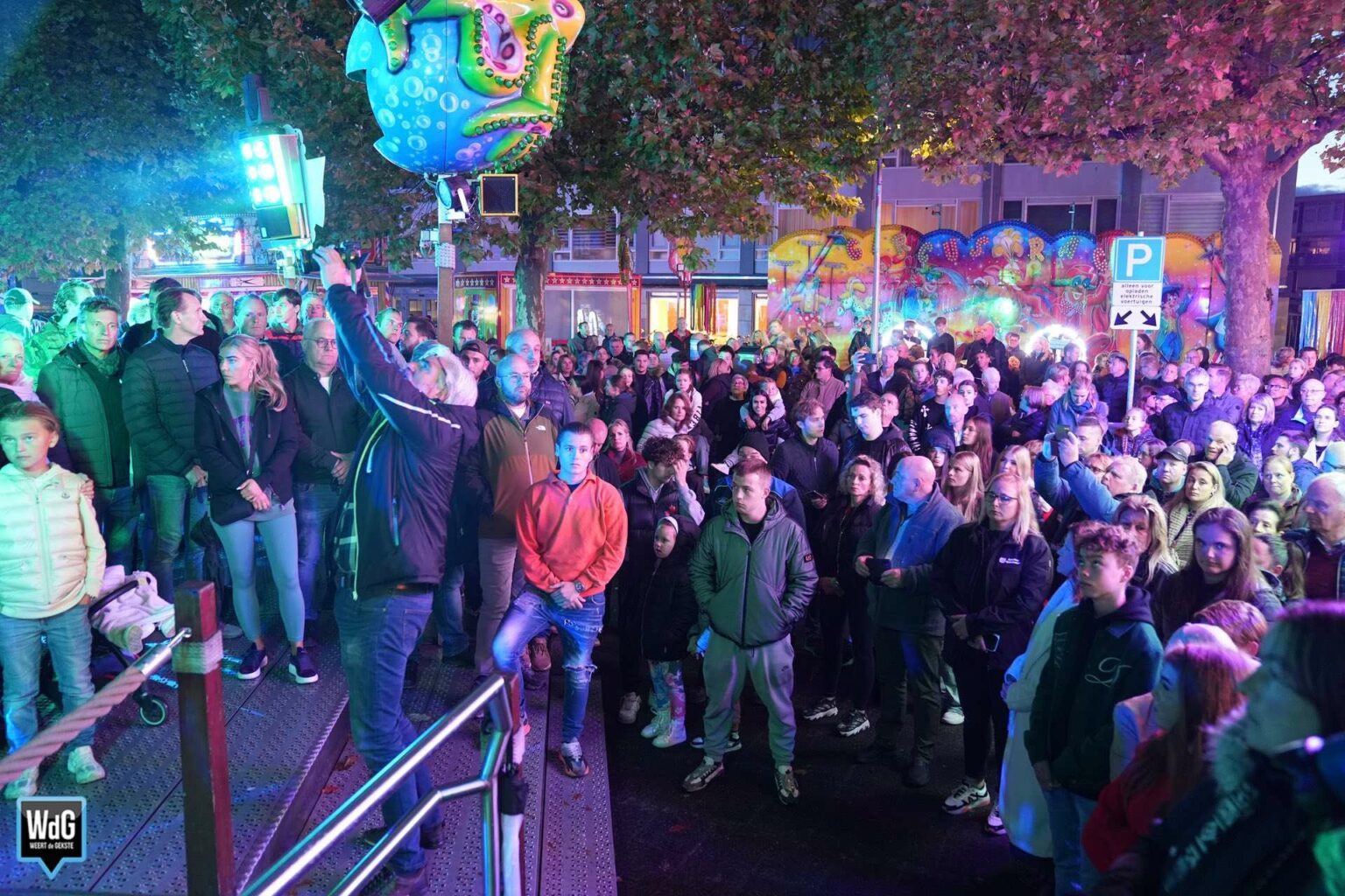 Twee minuten stilte op kermis voor overleden Hans van Tol jr.