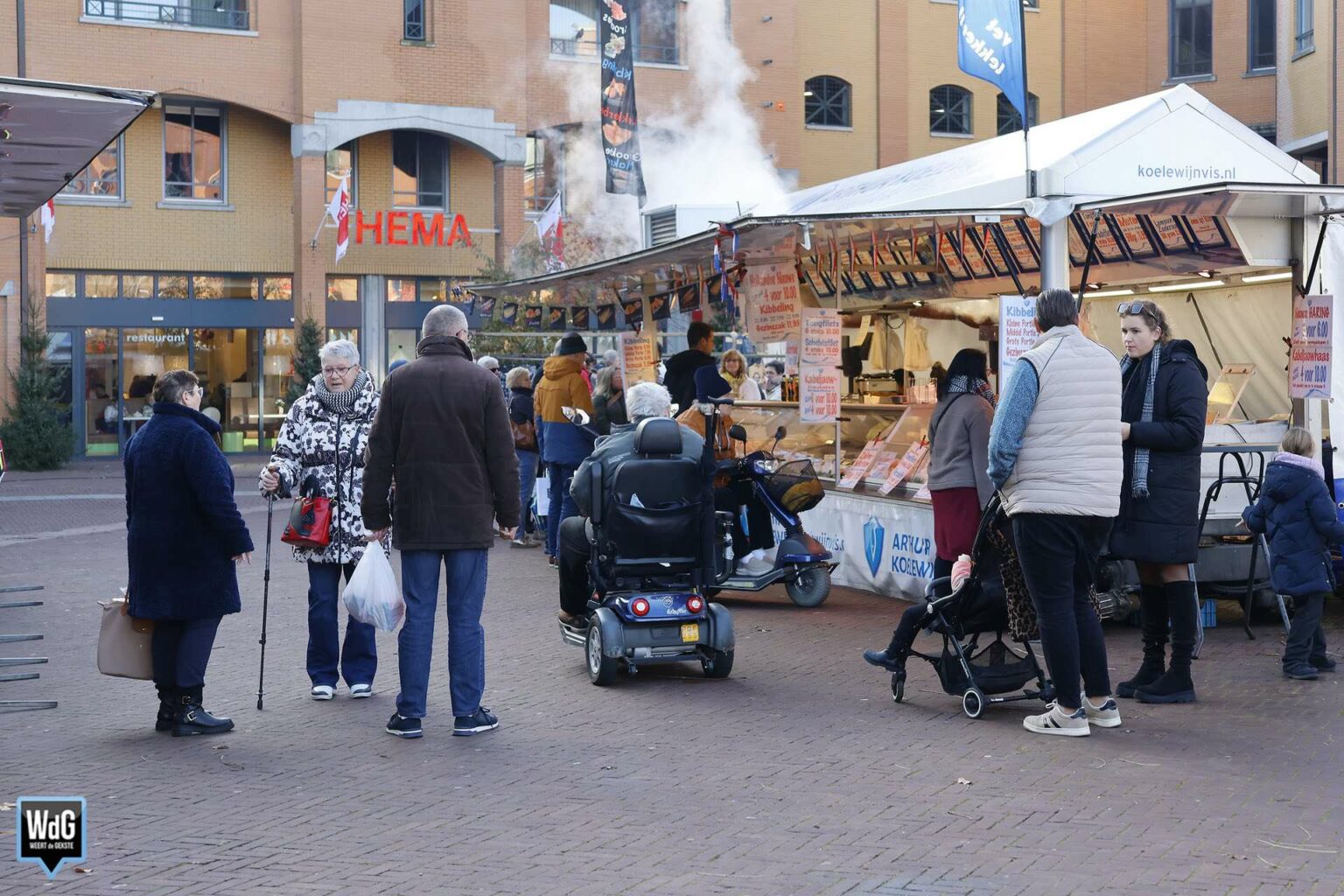 Weekmarkt met Sinterklaas en Pieten in beeld