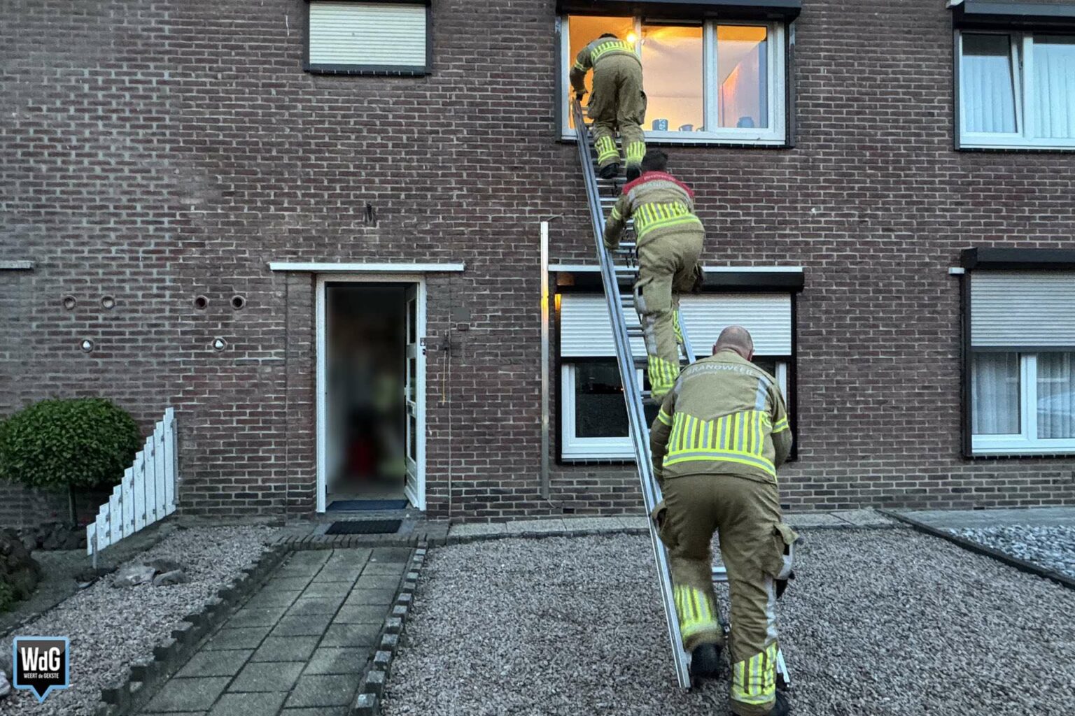 Brandweer bevrijdt vrouw die klem zit met traplift
