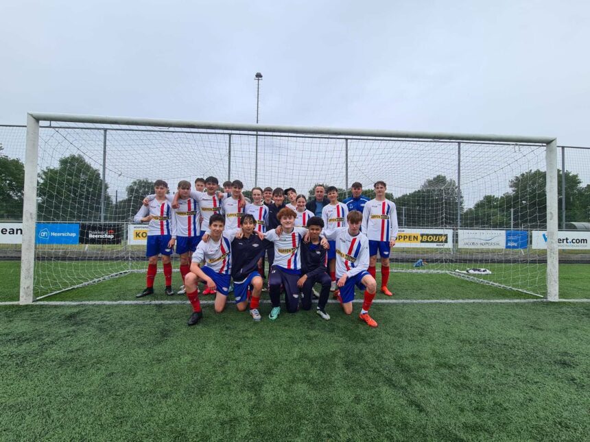 Titels en trotse gezichten bij jeugdvoetbal in Weert