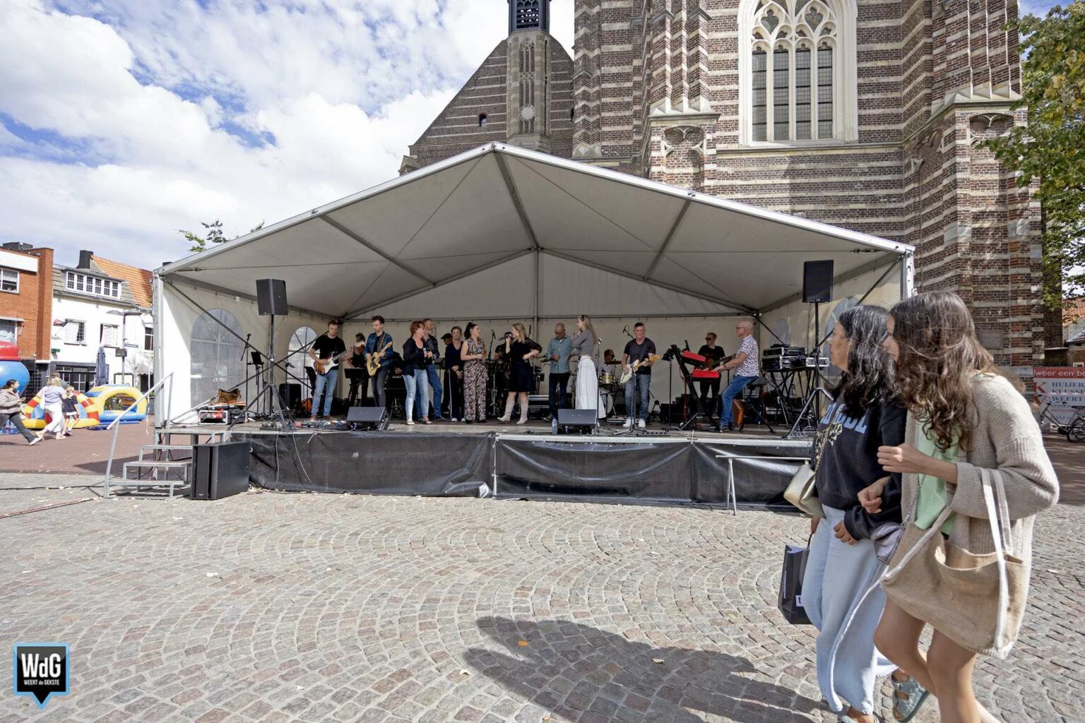 Gezellige drukte bij De Vrienden van Weert Live op de Markt