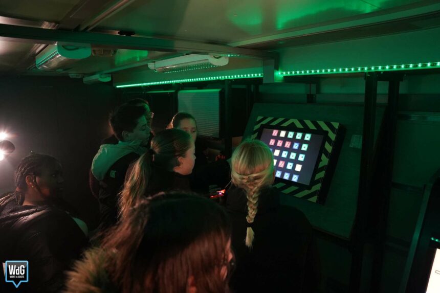 Escapebus van politie trekt veel enthousiaste jongeren